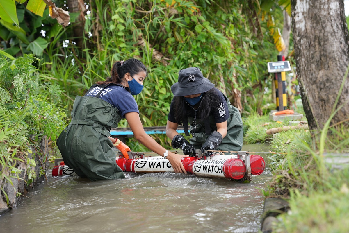 Catching plastic with river barriers in Bali